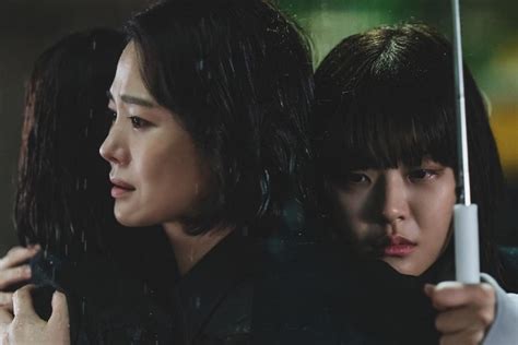 Kim Hyun Joo Embraces Jung Soo Bin Tightly With Teary Eyes In Trolley