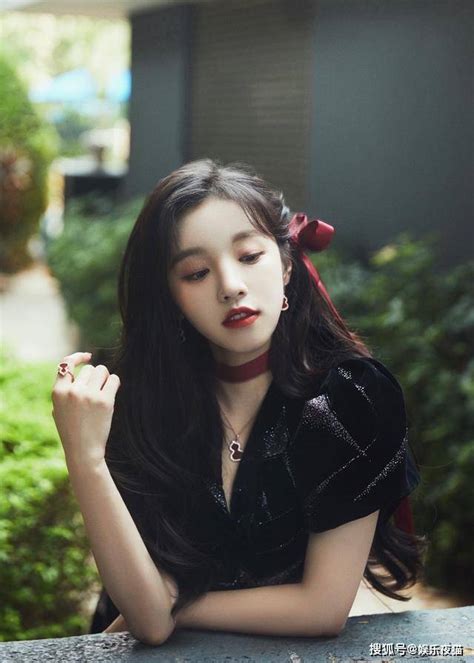 宋雨绮一袭小黑裙穿出摩登气质配大波浪造型扮成熟 搜狐大视野 搜狐新闻