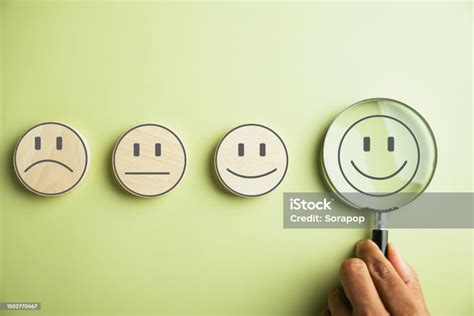 손에 든 돋보기는 선택한 행복한 웃는 얼굴 아이콘에 초점을 맞춥니다 고객에 대한 스톡 사진 및 기타 이미지 고객 만족 사람 같은 웃는 얼굴 Istock