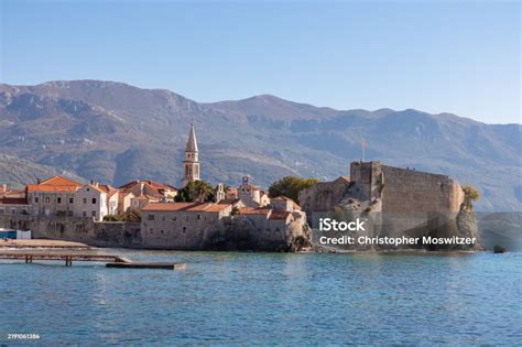부드바 몬테네그로 몬테네그로 관광 해안 도시 부드바의 중세 구시가지의 탁 트인 전망 0명에 대한 스톡 사진 및 기타 이미지 0명 건축 경관 Istock