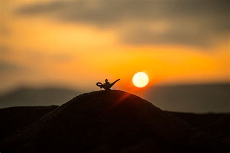 골동품 장인 알라딘 아라비 안 나이트 지 니 스타일 오일 램프 부드러운 빛 흰색 연기 일몰 배경입니다 소원의 램프 램프의 요정 지니에 대한 스톡 사진 및 기타 이미지