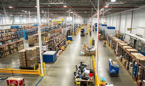 Premium Photo Distributor Highlight In Dynamic Distribution Set