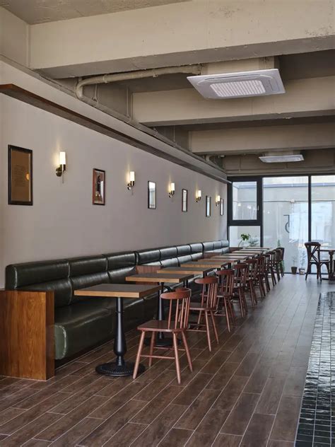 체리 우드 컬러로 빈티지한 분위기 55평 카페 인테리어 서대문구 연희동