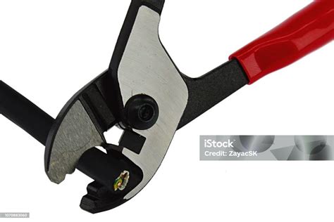 검은 고무 결합 된 와이어 클램프 열린된 문 턱 흰색 배경에서 3 코어 케이블 절연 0명에 대한 스톡 사진 및 기타 이미지 0명 검은색 고무 Istock