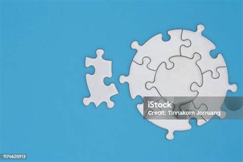 파란색 배경에 미완성 흰색 직소 퍼즐 조각 성공의 마지막 직소 퍼즐 개념에 대한 스톡 사진 및 기타 이미지 개념 개체 그룹 경쟁자 Istock