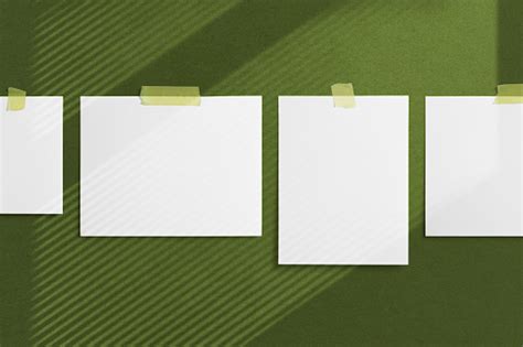 빈 사진 카드 노란색 접착 테이프로 붙어 폴라로이드 프레임과 기하학적 그림자 오버레이 녹색 골판지와 분위기 보드 구성 템플릿 0