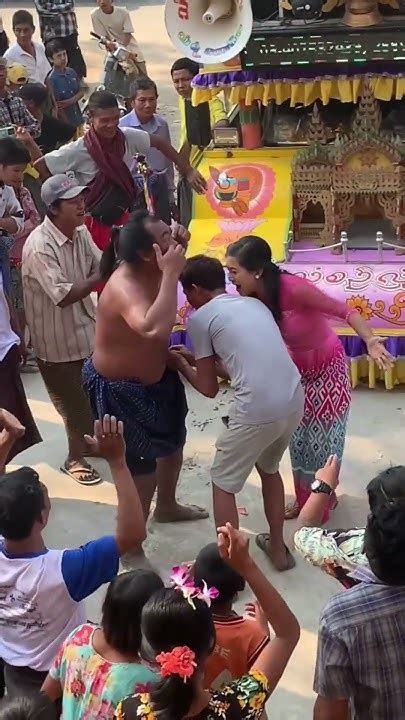 စင်အောက်ကနေ ညမွှေးပန်းသီချင်းနဲ့ လိုက်ကနေတဲ့ ပရိတ်သတ်အကိုကြီး အရမ်းမိုက