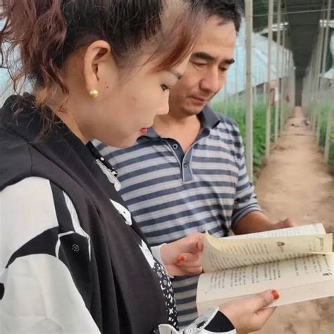 【八面来风】县文广体旅局：流动图书进大棚 文化助力庆丰收服务