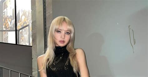 블랙핑크 리사 긴 금발·파란 눈에 올 블랙 의상 시크함 넘친 핫걸