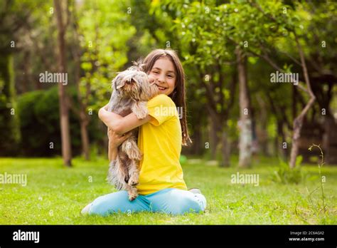 Ragazza A Quattro Zampe Immagini E Fotografie Stock Ad Alta Risoluzione Alamy