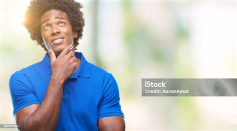 손으로 턱 질문 잠겨있는 표현에 대 한 생각에 고립 된 배경 위에 아프리카 미국 사람 사려깊은 얼굴 미소 의심 개념입니다 곱슬 머리에 대한 스톡 사진 및 기타 이미지