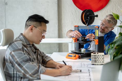 건축가는 3d 프린터로 작업하고 집 모델을 투영하고 청사진을 그립니다 2명에 대한 스톡 사진 및 기타 이미지 2명 35 39세 3차원 인쇄 Istock