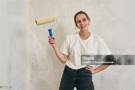손에 페인트 롤러를 들고 있는 예쁜 젊은 여성 집 개조 벽화 20 24세에 대한 스톡 사진 및 기타 이미지 20 24세 Diy 가정 생활 Istock