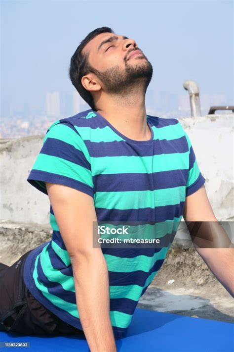 위쪽을 향하고 있는 힌두교 인도 남자의 이미지 옥상 사진 델리 인도에서 요가 위치 개에 대한 스톡 사진 및 기타 이미지 Istock