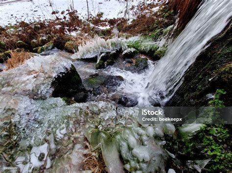 댐 옆의 폭포 아래 얼어붙은 얼음 왕국 시냇물의 얼어붙은 물방울에서 코팅된 잎 마찬가지로 농장 근처 산에 있는 식수 우물 옆 초원에서도 마찬가지입니다 가리기에 대한 스톡