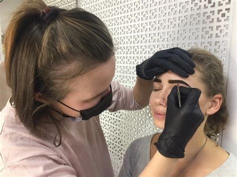 خرید و قیمت دانلود تصویر باکیفیت دختر زیبا در حال میکاپ کردن در