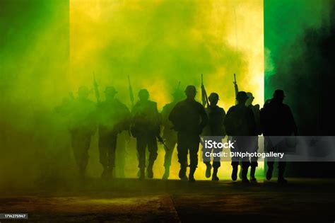군인 특수부대 전체 팀의 실루엣은 연기 불을 뚫고 총을 들고 조명 배경 위에 총을 들고 제복을 입고 있다 가득 찬에 대한 스톡 사진 및 기타 이미지 Istock