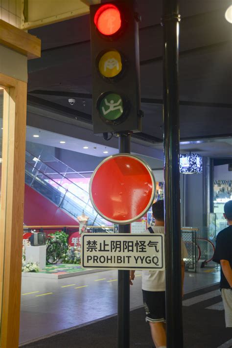 길가에 앉아있는 빨간 신호등 사진 Unsplash의 무료 광 이미지