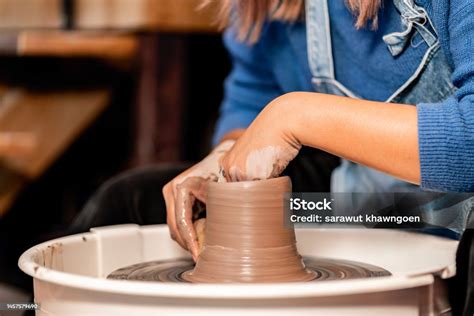 토기 방적기에서 손으로 성형되는 도자기로 점토를 조각하는 기술 전문적으로 접시 또는 꽃병을 만드는 올바른 자세로 갈색에 대한 스톡 사진 및 기타 이미지 Istock