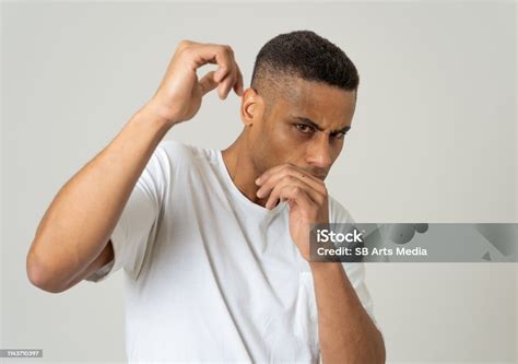 잘생긴 아프리카계 미국인 젊은 남자의 초상화는 그의 얼굴에 무서 워 표정으로 두려움을 만들고 인간의 감정 감정과 얼굴 표정에서 제스처를 방어 스튜디오 촬영 감정에 대한 스톡