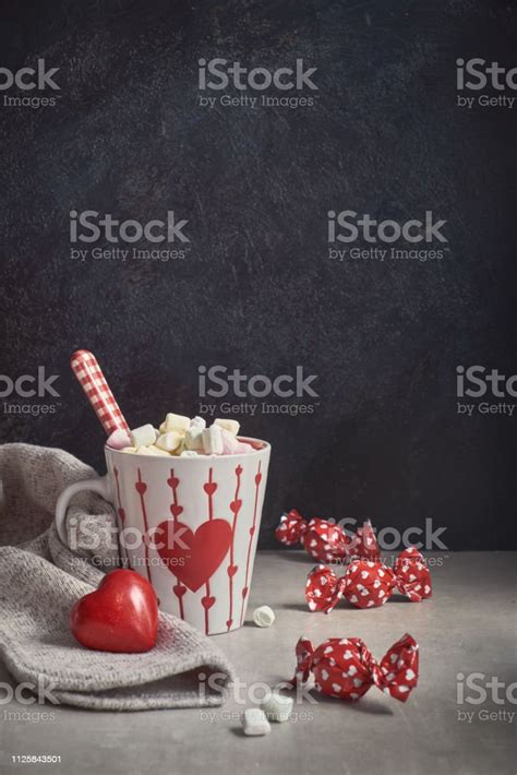 인사말 텍스트 테이블에 마음으로 마 시 멜로 화이트 컵 핫 초콜릿 0명에 대한 스톡 사진 및 기타 이미지 0명 2월 개체
