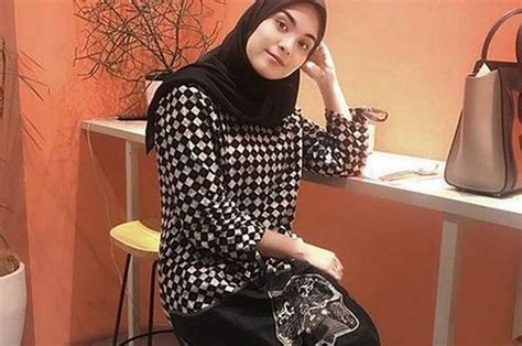 Intip Para Selebgram Hijab Indonesia Ini Saat Mengenakan Batik Modis Cewekbanget