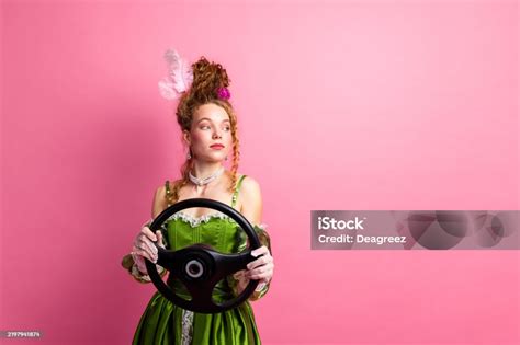 과거와 현대 시대의 병치 우아한 녹색 바로크 양식의 가운 생생한 분홍색 배경에 20 24세에 대한 스톡 사진 및 기타 이미지 20 24세 고풍스런 골동품 Istock