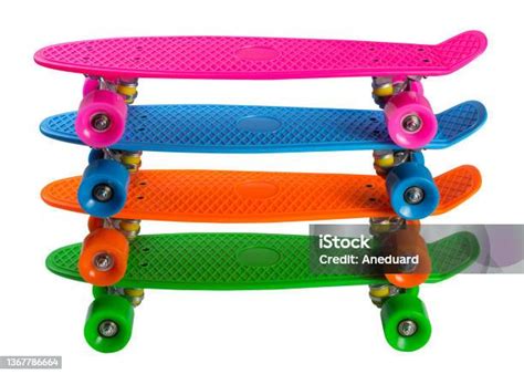 플라스틱 데크가있는 다른 색상의 4 개의 스케이트 보드가 흰색 배경에 다른 스케이트 보드 위에 쌓여 있습니다 0명에 대한 스톡 사진 및 기타 이미지 Istock