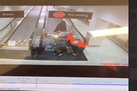 سقوط وحشتناک زن جوان روی پله‌برقی دختر زنده ماند؟ فیلم