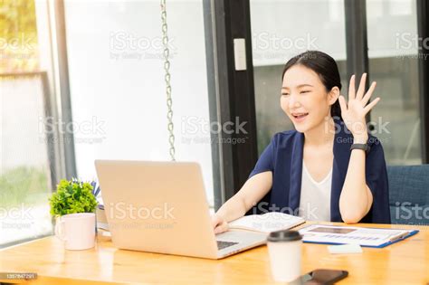 현대 사무실에서 태블릿 컴퓨터와 금융 그래프에서 일하는 프리랜서 아시아 여성 계정 분석 보고서 부동산 투자 정보 금융 및 세금