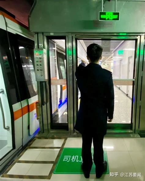 你知道地铁司机每到一站都要下车比划什么吗 知乎