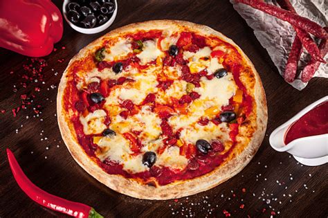 소시지와 뜨거운 후추 파마산 치즈와 화이트 소스와 갈색 나무 테이블에 고 지와 피자에 평면도 조리법 또는 메뉴에 대 한 그림입니다 디자인을 위한 공간을 복사 합니다 조리 된