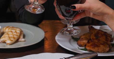 건배 고기 구운 닭고기 그릴 럭셔리 레스토랑 막대기 맛 맛있는 먹음직스러운 모임 미식가 비스트로 사교 모임 사교적인 소금 소스 수제 맥주 술