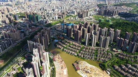 航拍惠州星河丹堤空中扫描大亚湾和淡水高铁经过你能看到吗