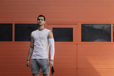 세로 운동 근육 질 남자 밧줄 점프와 함께 워밍업에 대 한 준비 개념에 대한 스톡 사진 및 기타 이미지 개념 건강한 생활