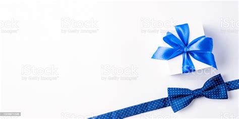 선물 아빠 파란색 나비 넥타이 또는 넥타이 밝은 배경에 나비 리본흰색 상자 행복한 사랑의 가족과 아버지의 날 개념 0명에 대한 스톡 사진 및 기타 이미지 Istock