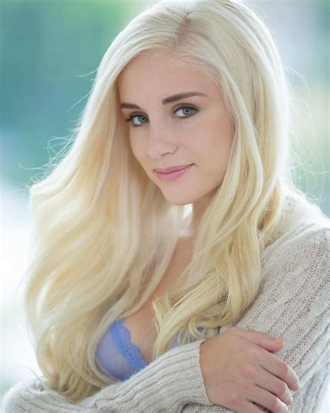 Naomi Woods Celebrity Biographies Vaporwave Aesthetic Gorgeous Blonde Popular Girl Brunette
