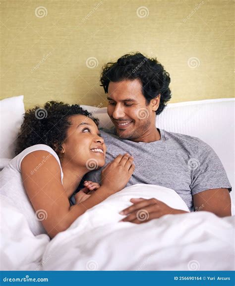 Acurrucarse Con Mi Esposo Un Joven Marido Y Una Esposa Se Acuestan Juntos Foto De Archivo