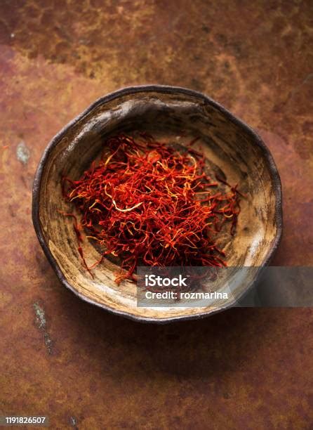 사프란 향신료 사프란 향신료를 그릇에 담습니다 인도 향신료 최고 보기입니다 조미료 조미료 요리 재료 맛 사프란에 대한 스톡 사진 및 기타 이미지 Istock