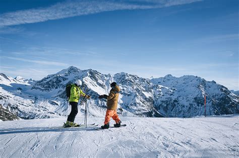 아버지와 성인이 된 아들이 스키 슬로프에서 즐기는 모습 스위스 알프스 2명에 대한 스톡 사진 및 기타 이미지 2명 40 44세 65 69세 Istock