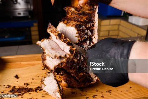 칼로 자른 돼지고기 튀김 돼지 고기의 큰 평화 고기를 자르는 것 요리사는 칼로 돼지 고기를 잘라 레스토랑용 육류 메뉴 광고 0명에 대한 스톡 사진 및 기타 이미지 Istock