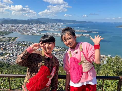 池村 咲良 ⁡ ⁡ 火曜日に佳之助と行った 香川県高松市でのイベントの様子が放送されました！🌈 瓦投げをしたり､うどんを作ったり、 私は大好きなうどんを自分で作れてすごく 楽しかったし