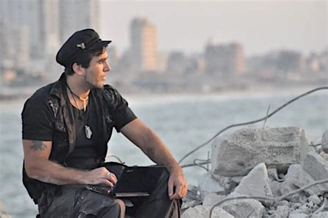 Vittorio Arrigoni Una Vita Per Salvare Il Diritto Di Essere Umani