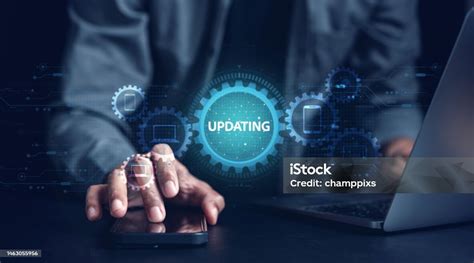 컴퓨터의 소프트웨어 시스템을 업데이트하십시오 스마트 폰 업그레이드 프로그램을 사용하는 남자 비즈니스 기술 인터넷 로딩 가상 바 더 나은 품질을위한 업데이트를 설치합니다 웹
