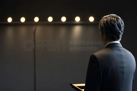 聊天ai数字艺术 聊天简约风中年男性深色西装演讲准备商务场景人像照片 Ai人像免费下载 Png格式 4096像素 编号71785256 千图网