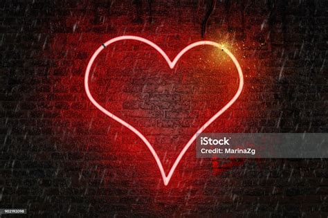 빨간 페인트로 작성 된 단어 사랑으로 젖은 벽돌 벽에 붉은 네온 심장 모양의 기호 비가 떨어지는 사랑에 대한 스톡 사진 및 기타 이미지 Istock