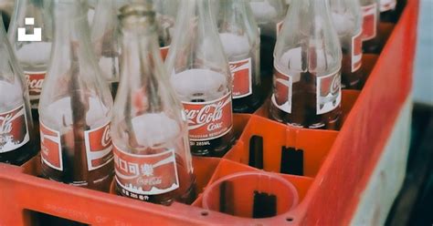 빨간 플라스틱 상자에 코카콜라 병 사진 Unsplash의 무료 코크스 이미지