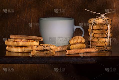 瓷杯茶和甜饼放在木质背景上俯视图选择性聚焦