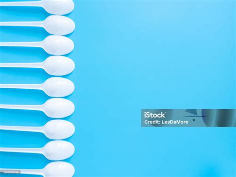 일회용 식기 공간의 사본과 파란색 배경에 고립 된 흰색 플라스틱 숟가락 플라스틱 제품 재활용 및 재사용의 현대 문제 환경 오염 생태학의 문제 0명에 대한 스톡 사진 및 기타