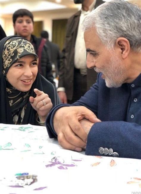 عکس حاج قاسم با فرزندان شهدا